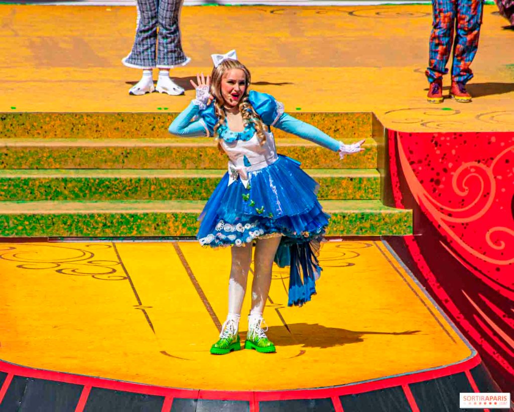 Alice In Iontach Disneyland Turas